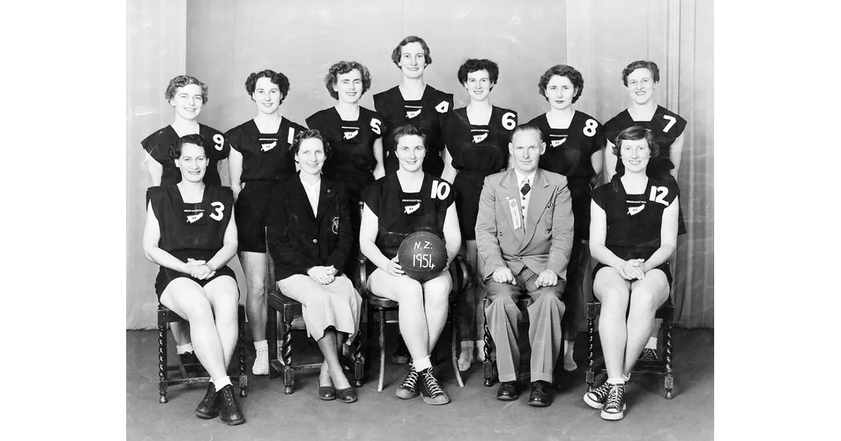 Basketball / Team Photo - 1950's | MAD on New Zealand