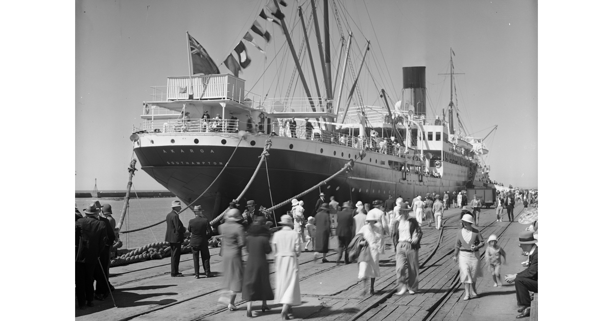 Ship / Photography - Historical | MAD on New Zealand