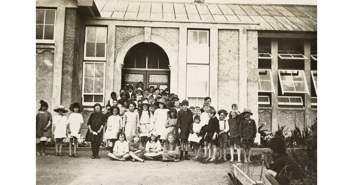 School Photo - 1920's / Tawhiti School - Hawera | MAD on New Zealand